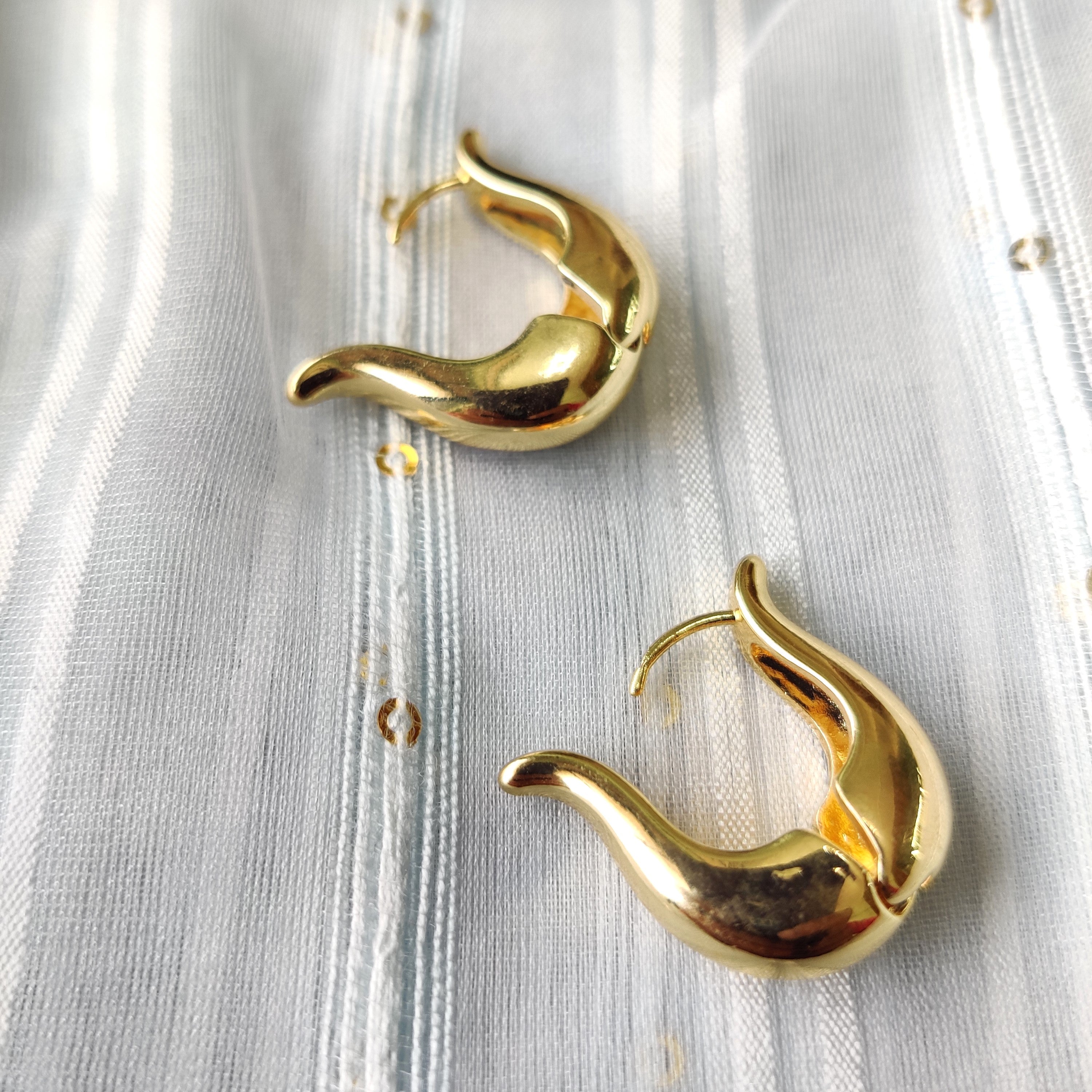 U Shaped gold earring dangle – ARISAA